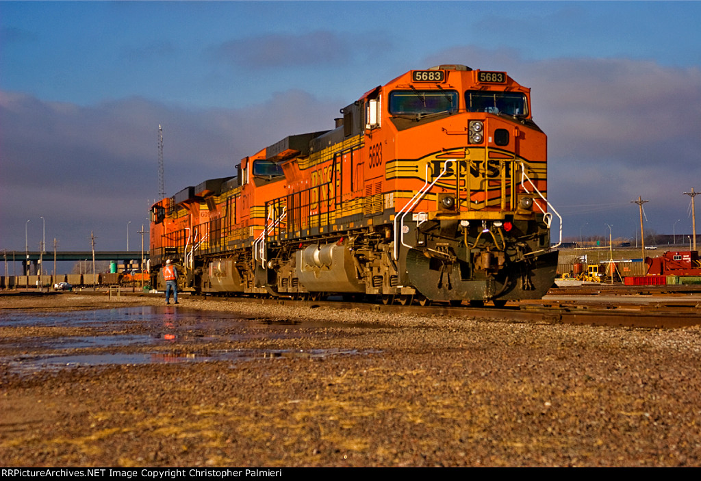 BNSF 5683 in the Arita Stub